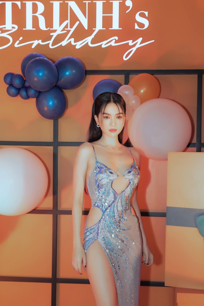 Ngọc Trinh tung toàn cảnh bữa tiệc sinh nhật, xuất hiện loạt khoảnh khắc ‘khó đỡ’ gây ngỡ ngàng